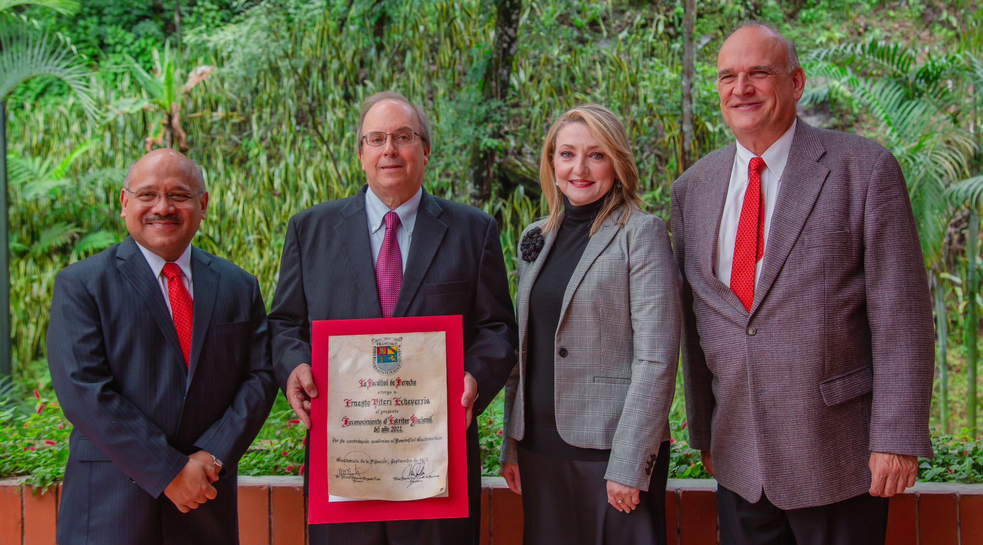 Ernesto Viteri E. recibió Reconocimiento al Autor Nacional - El Amigo ...