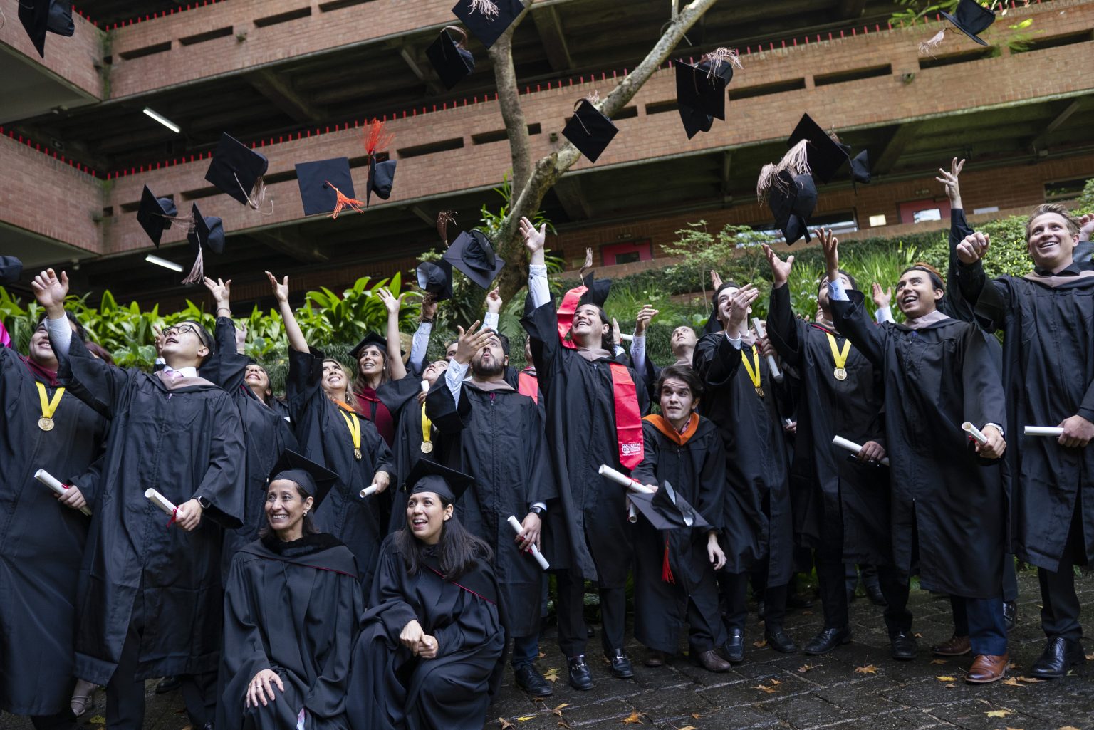 Fiesta de graduación en la UFM, 2022 - El Amigo de la Marro