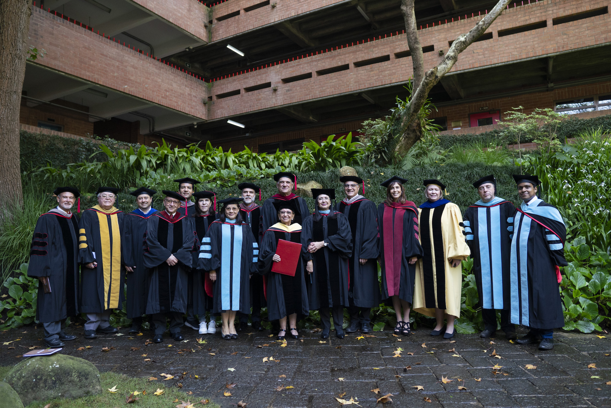 Fiesta de graduación en la UFM, 2022 - El Amigo de la Marro