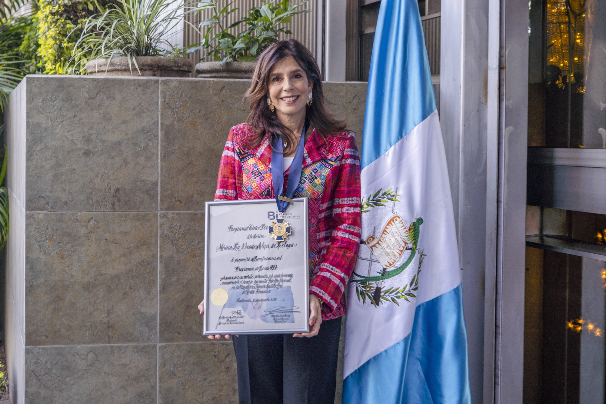 Banco Industrial honra a Mónica de Zelaya - El Amigo de la Marro