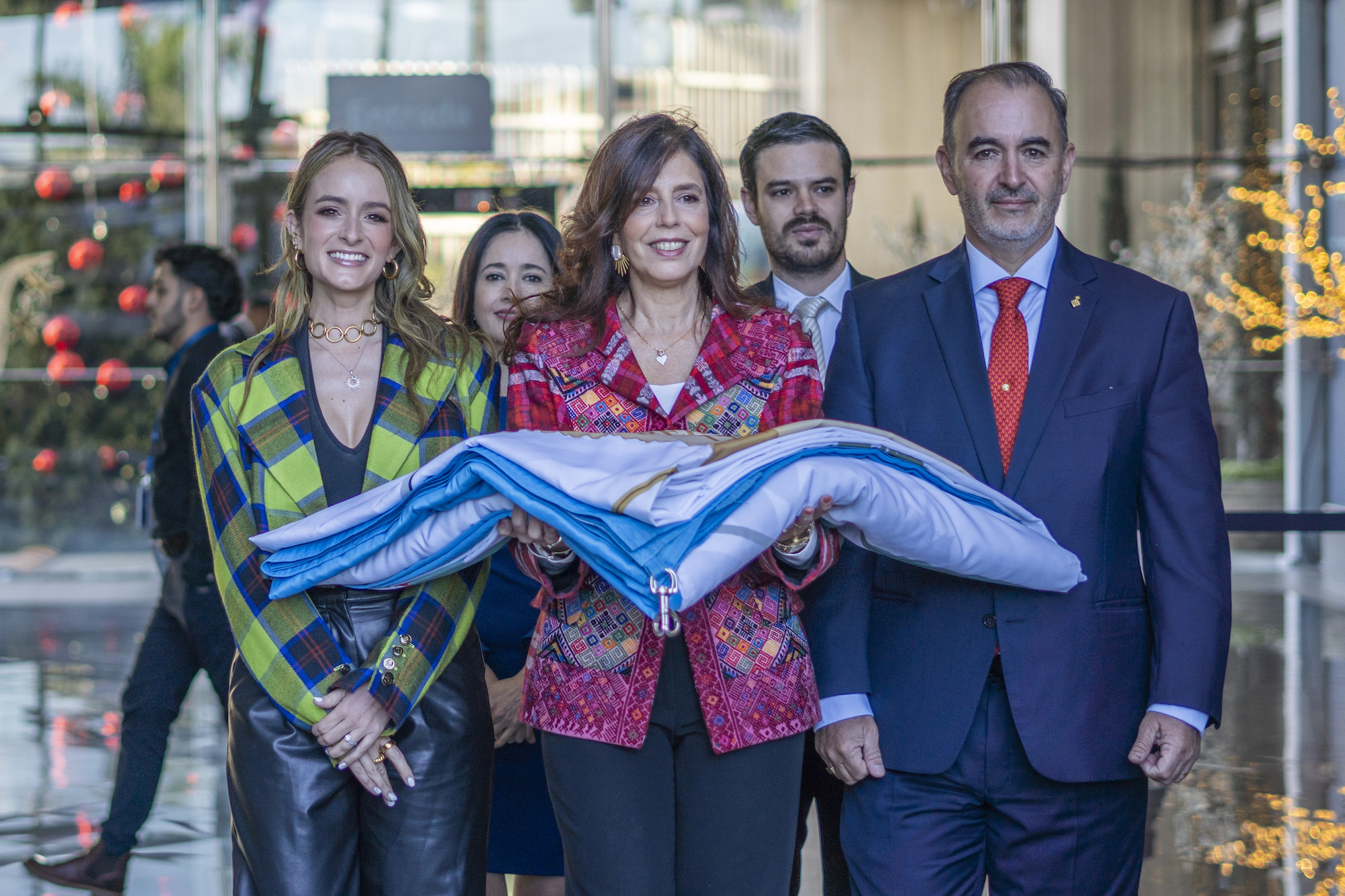 Banco Industrial honra a Mónica de Zelaya - El Amigo de la Marro