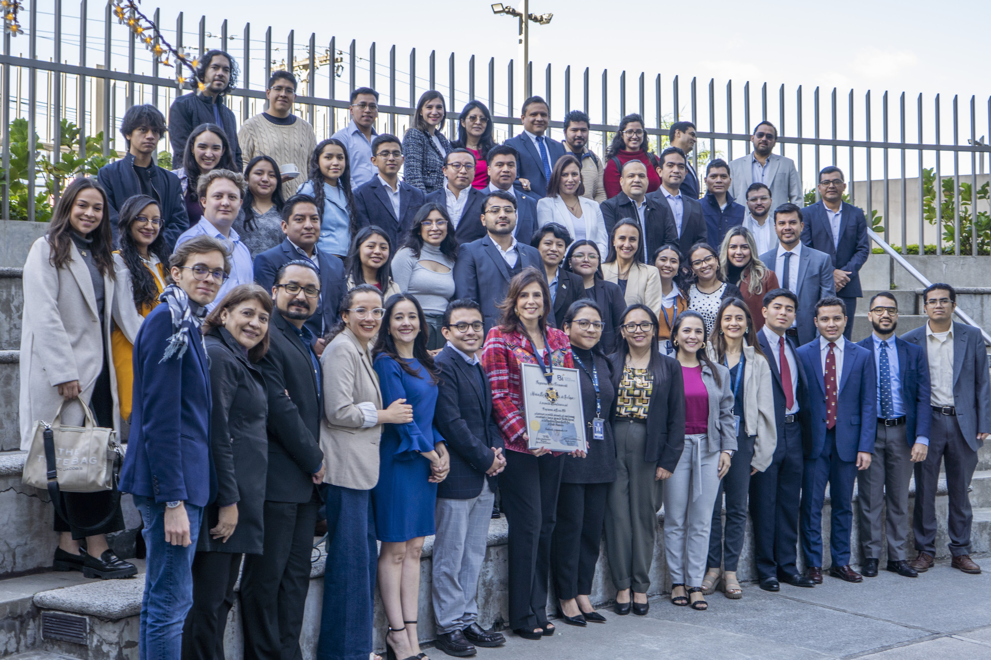 Banco Industrial honra a Mónica de Zelaya - El Amigo de la Marro