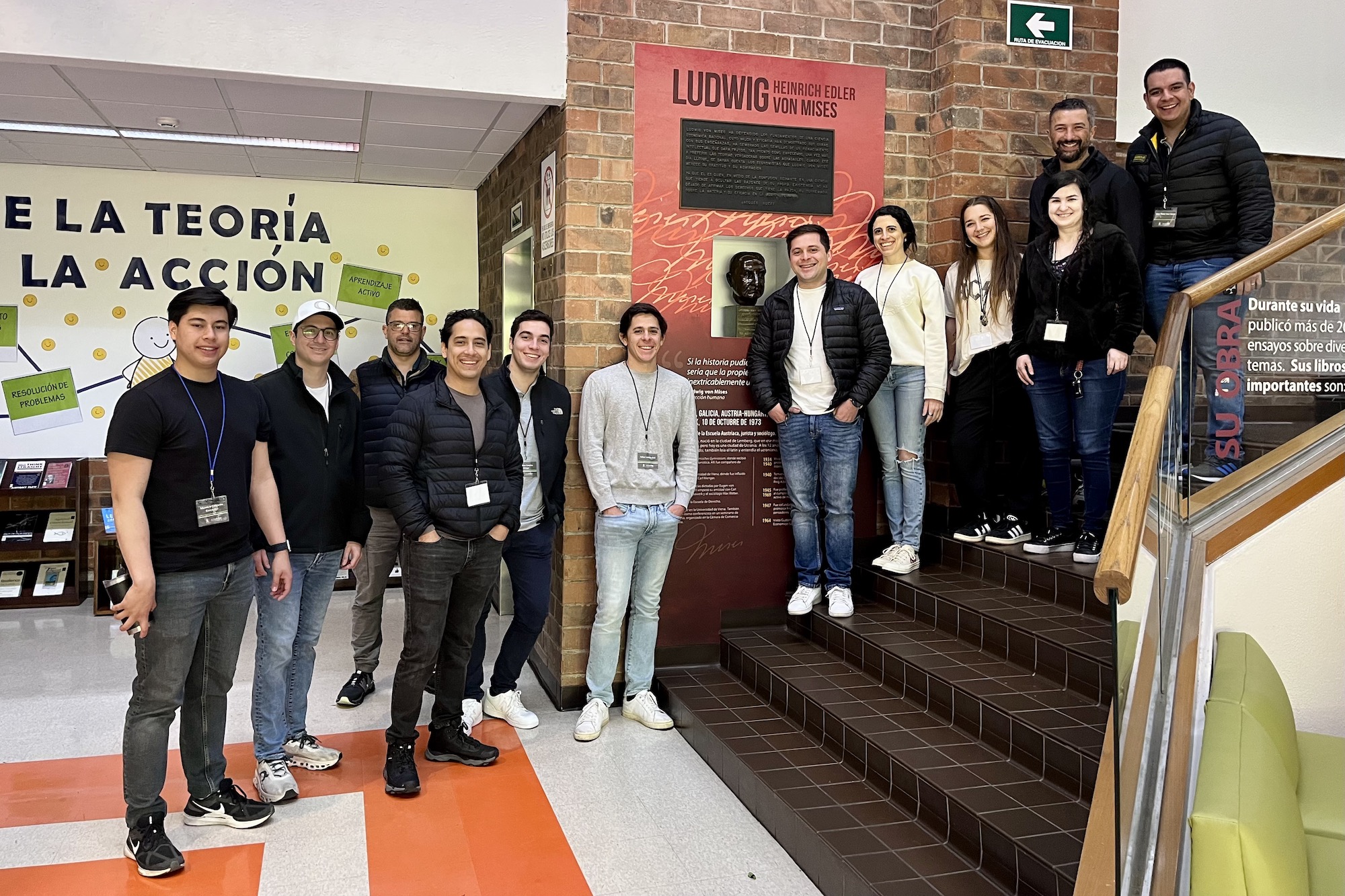 Estudiantes del Acton MBA exploraron el campus - El Amigo de la Marro