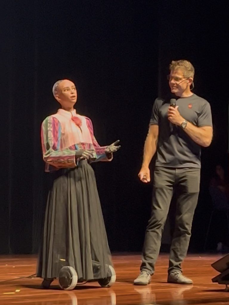 Sophia inspira en la UFM - El Amigo de la Marro